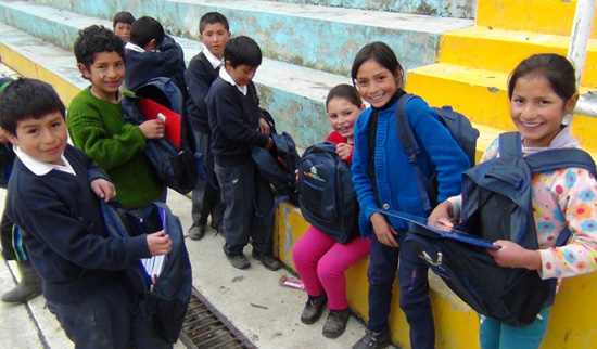1300 escolares de Ayash Huaripampa y Santa Cruz de Pichiu recibieron ...